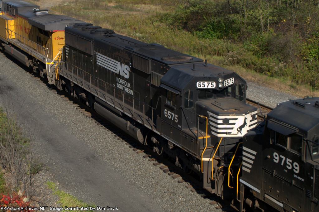 NS SD60 6575 trails on 21M21M